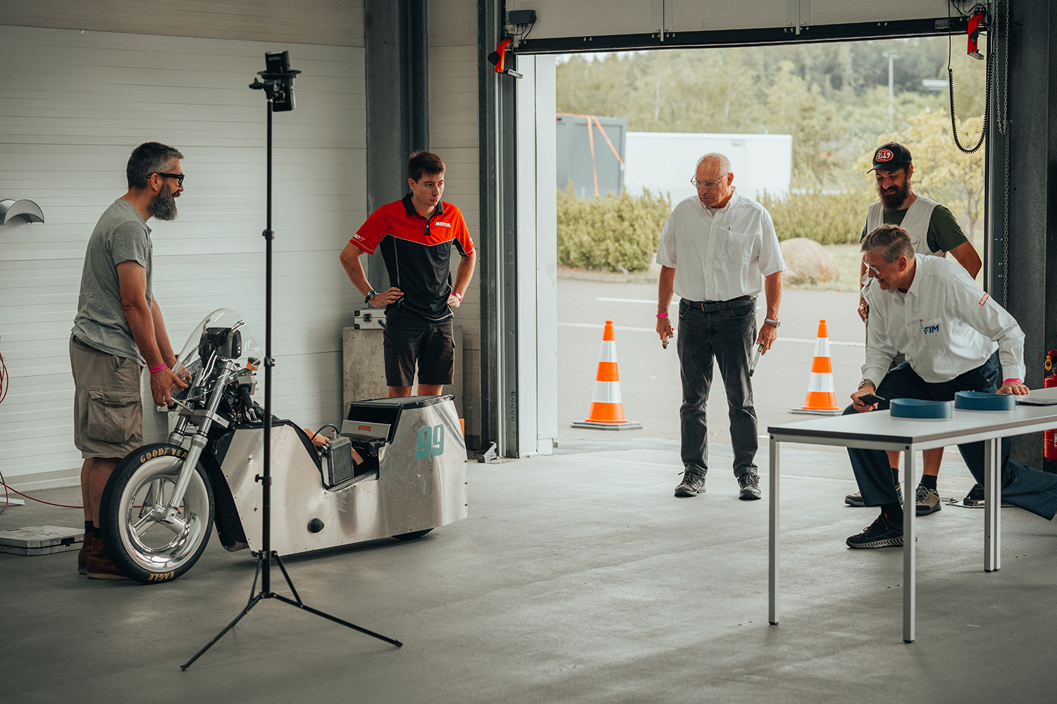 Torsten Robbens sets two world records with his custom-built electric motorcycle ‘La Belgitude ...